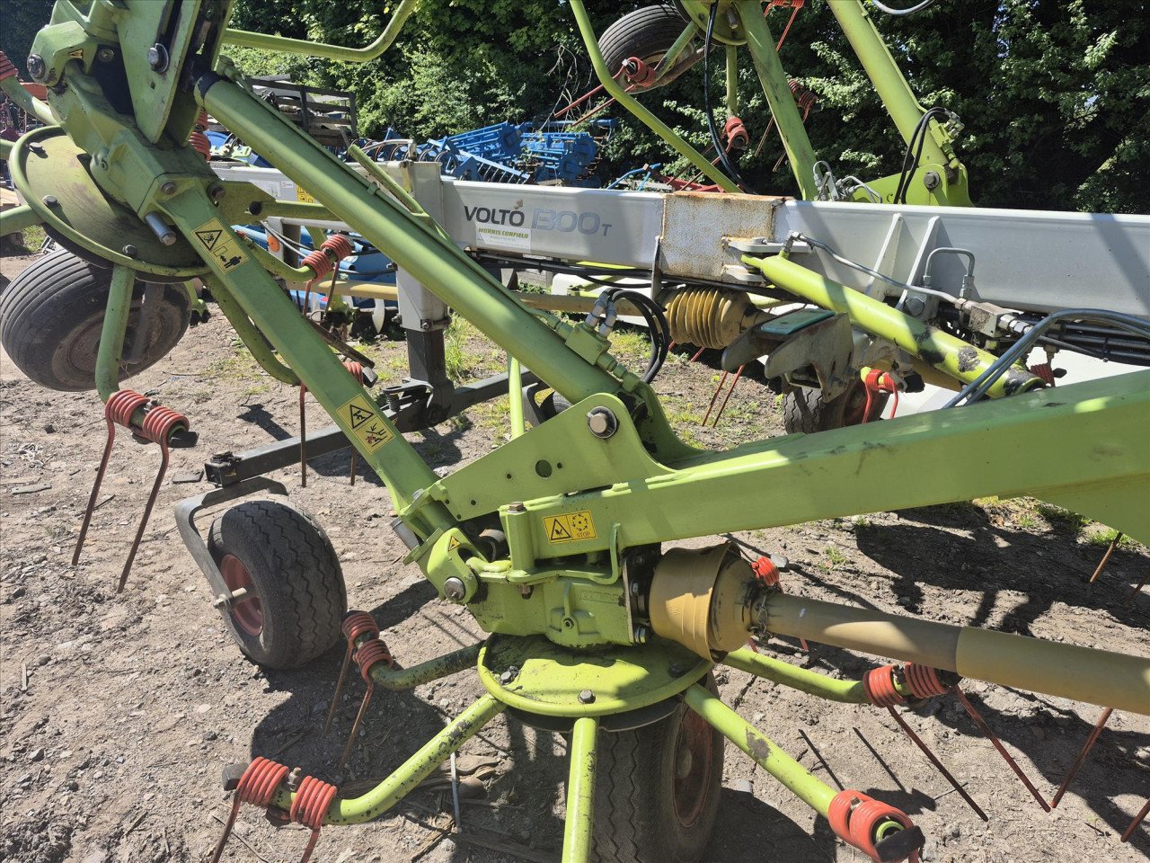 CLAAS VOLTO 1300 T TEDDER - Farmart Media